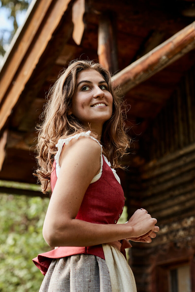 Dirndl mit Schößchen - Tegernseer Tracht bei Trachten Greif