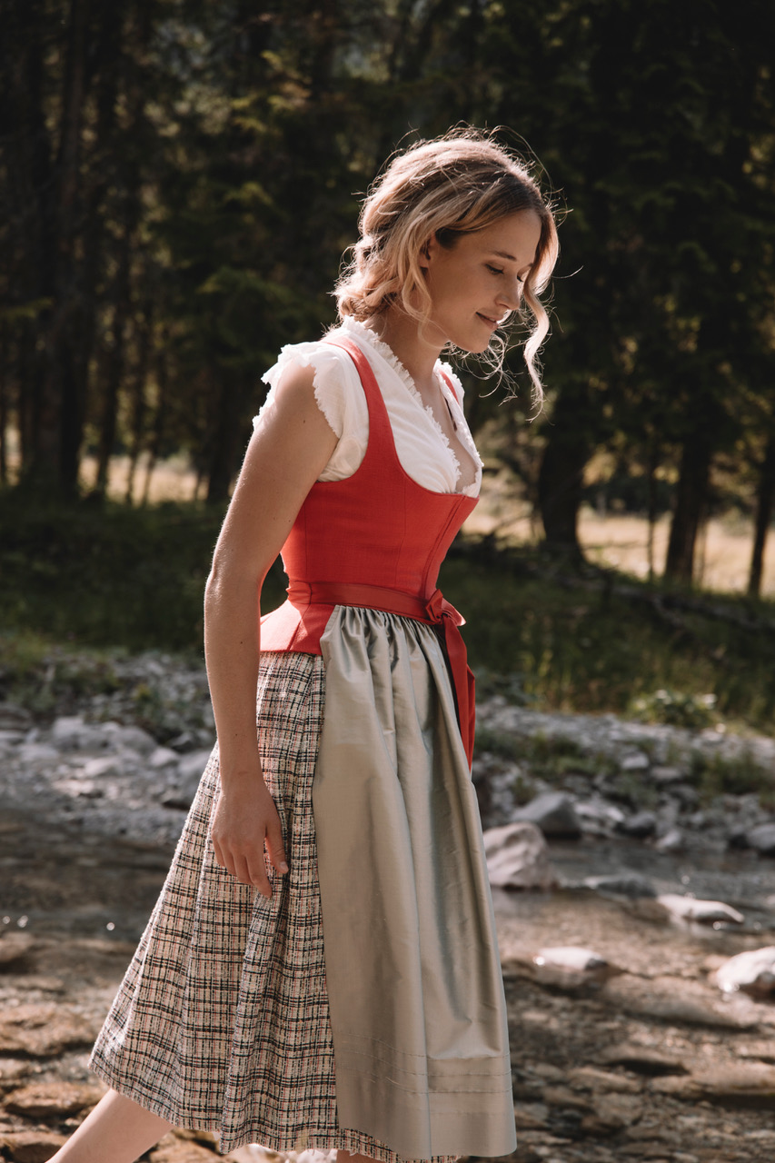 Zweiteiliges Dirndl Mit Schosschen