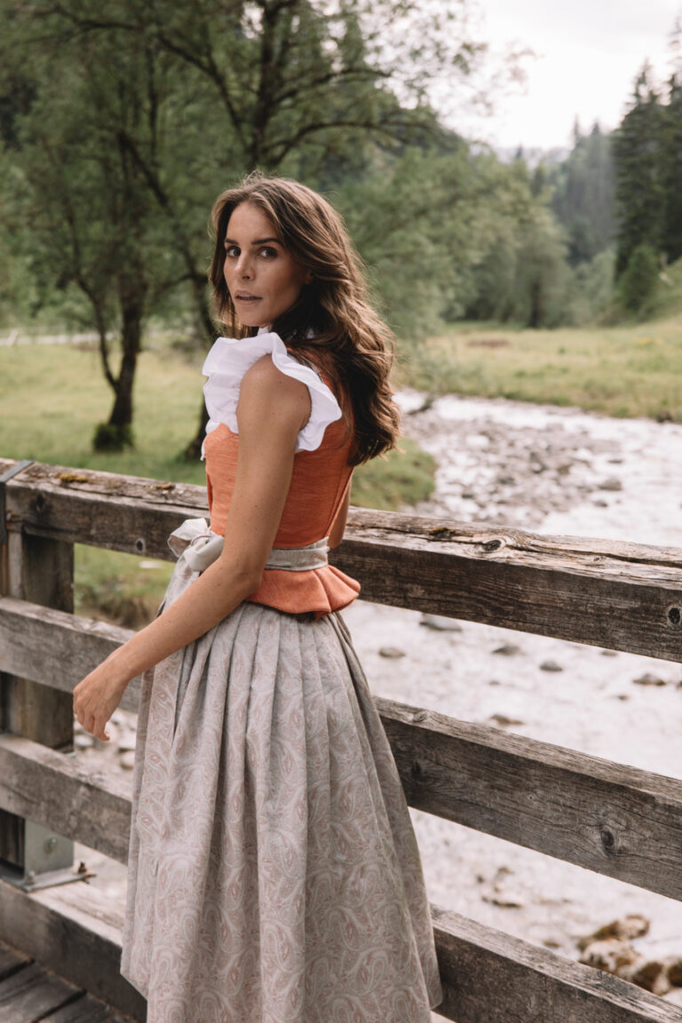 Dirndl mit Schößchen - Tegernseer Tracht bei Trachten Greif